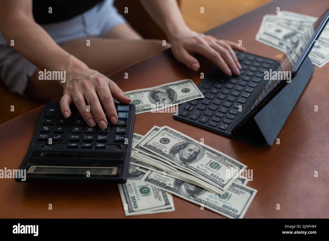 woman hands counting money, US dollars Stock Photo - Alamy