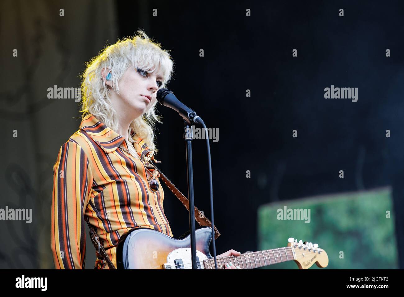 Izzy phillips singer hi-res stock photography and images - Alamy
