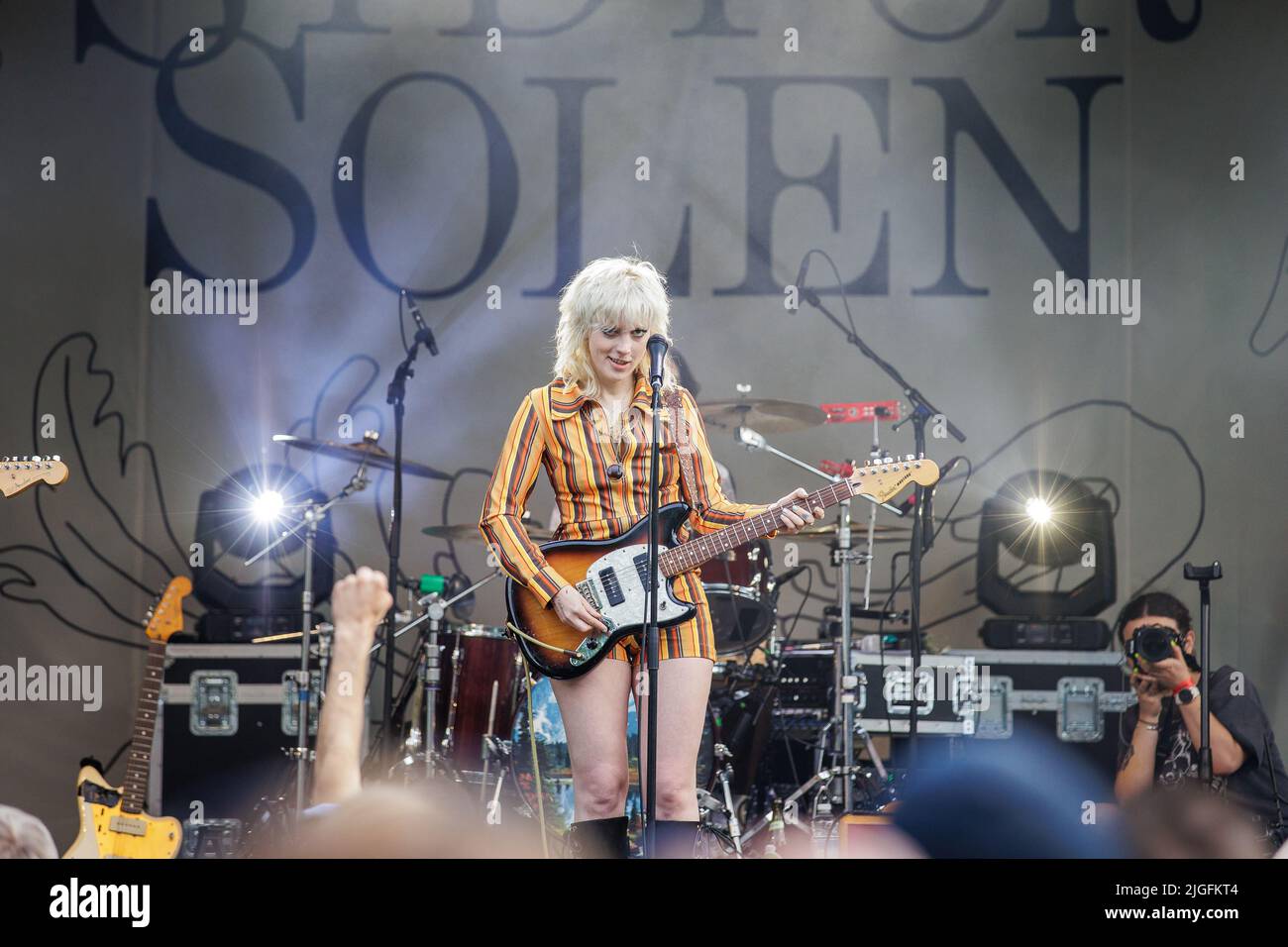 Izzy phillips singer hi-res stock photography and images - Alamy