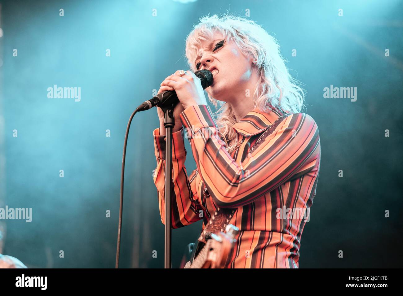 Izzy phillips singer hi-res stock photography and images - Alamy