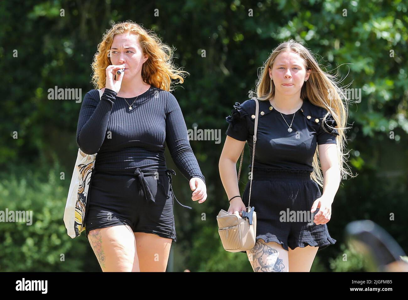 Female walking and smoking hi-res stock photography and images - Alamy