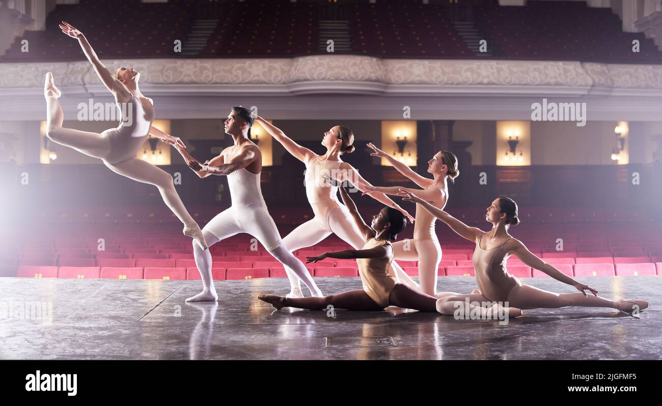 Ballet dancers performing hi-res stock photography and images - Alamy