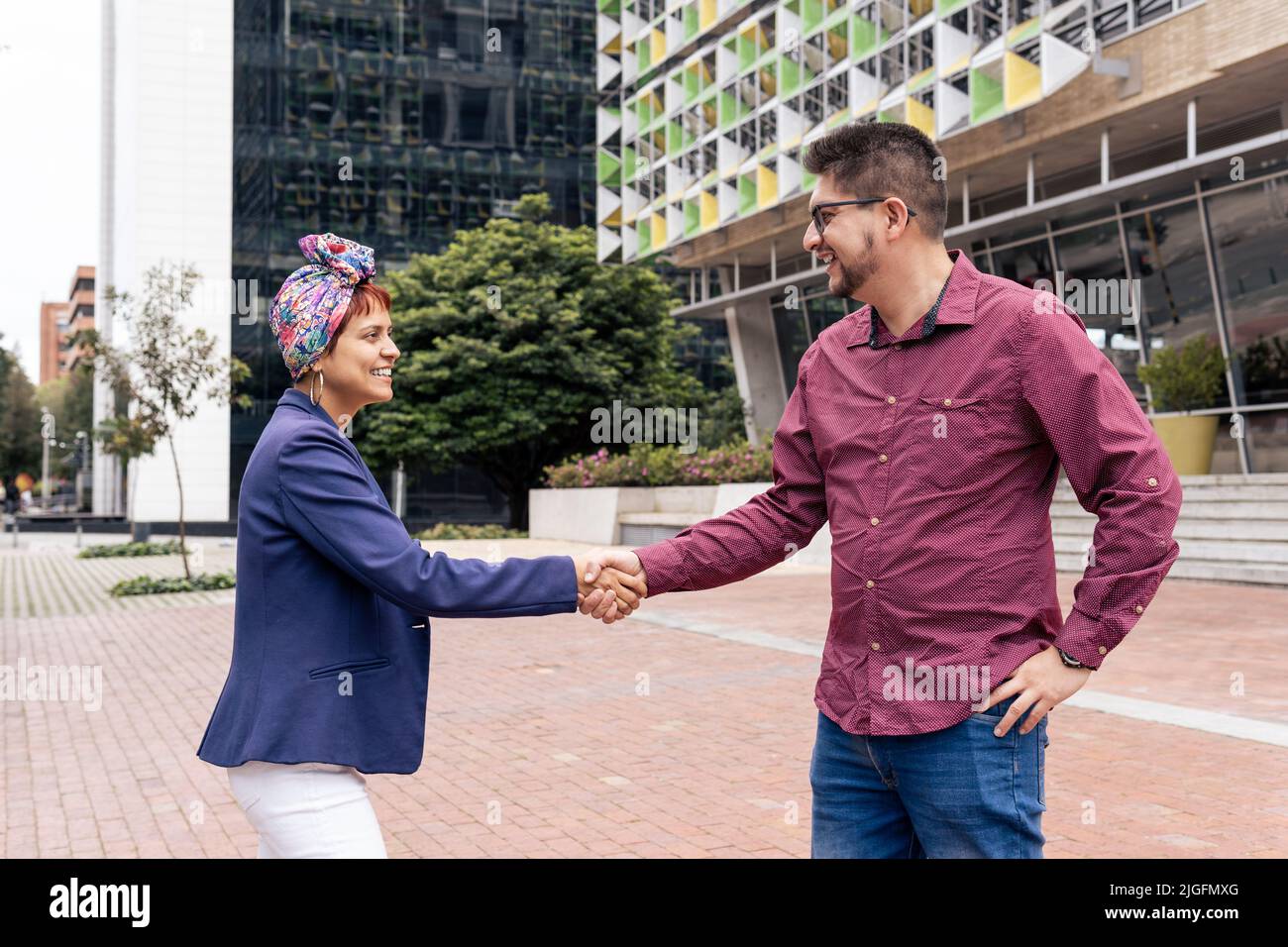 Shaking hand street hi-res stock photography and images - Alamy