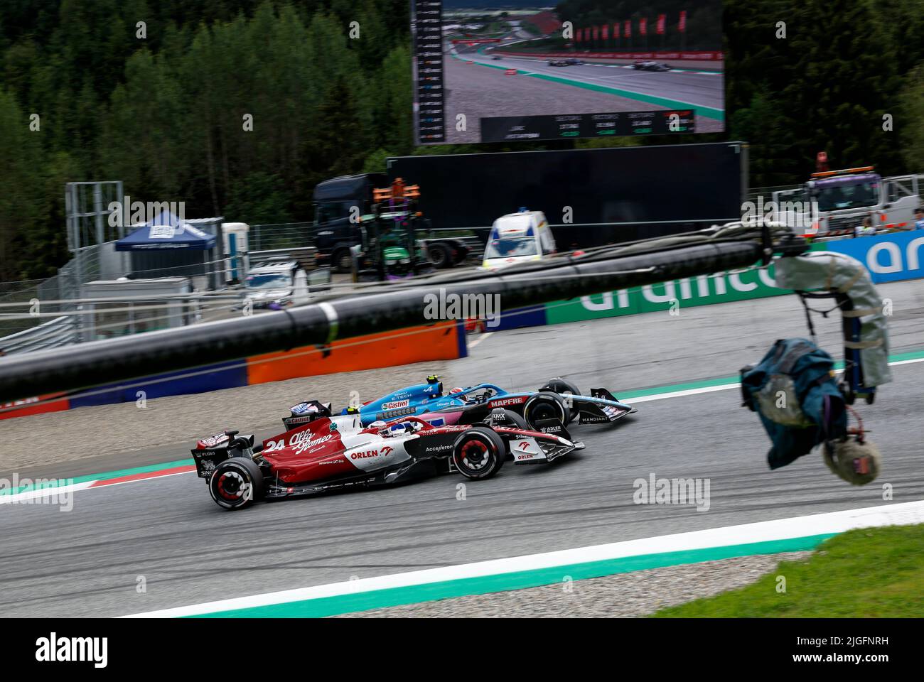 #24 Guanyu Zhou (CHN, Alfa Romeo F1 Team ORLEN), #31 Esteban Ocon (FRA ...