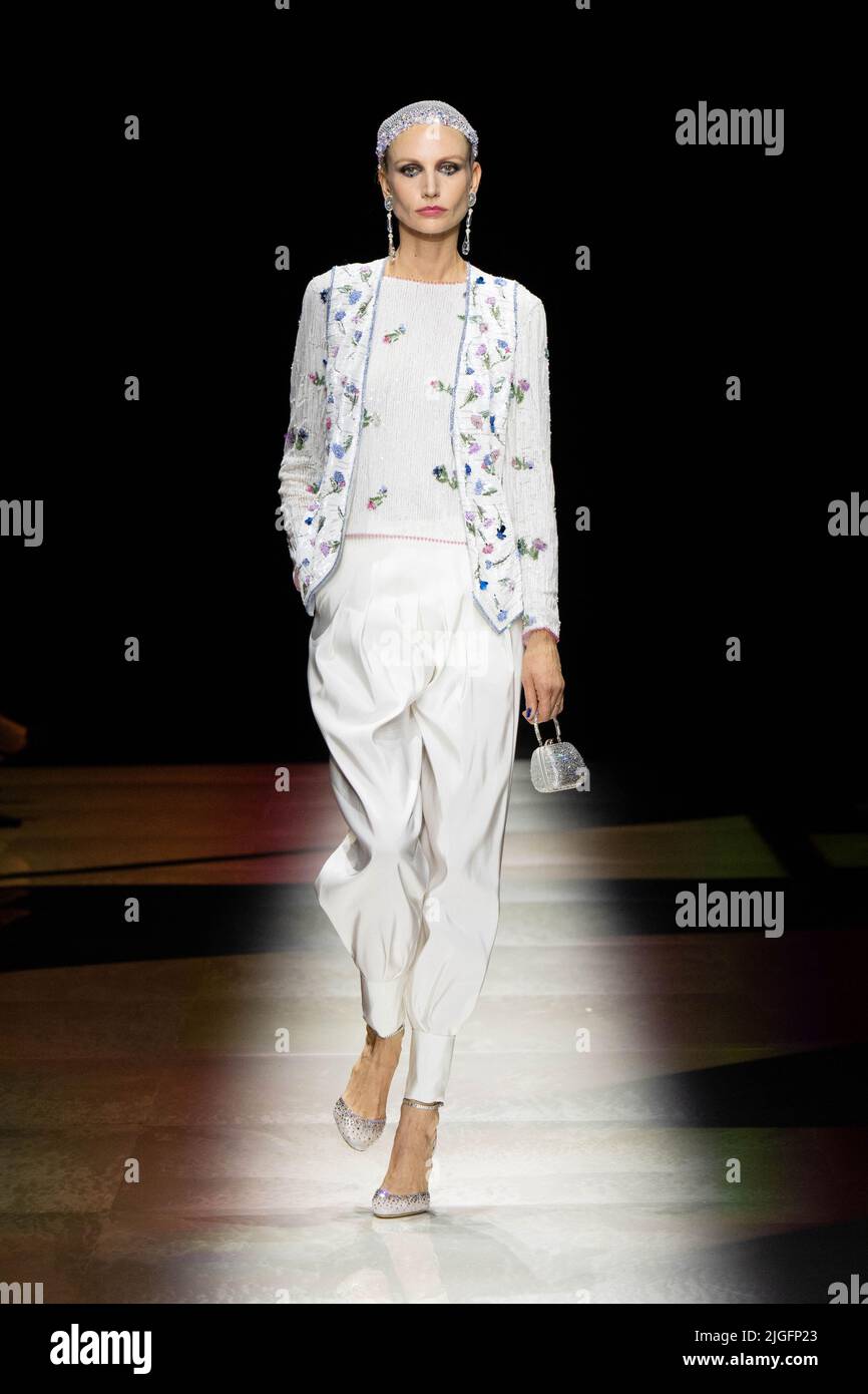 agnese zogla Paris Haute Couture F/W 22-23 Giorgio Armani Privè Catwalk ...