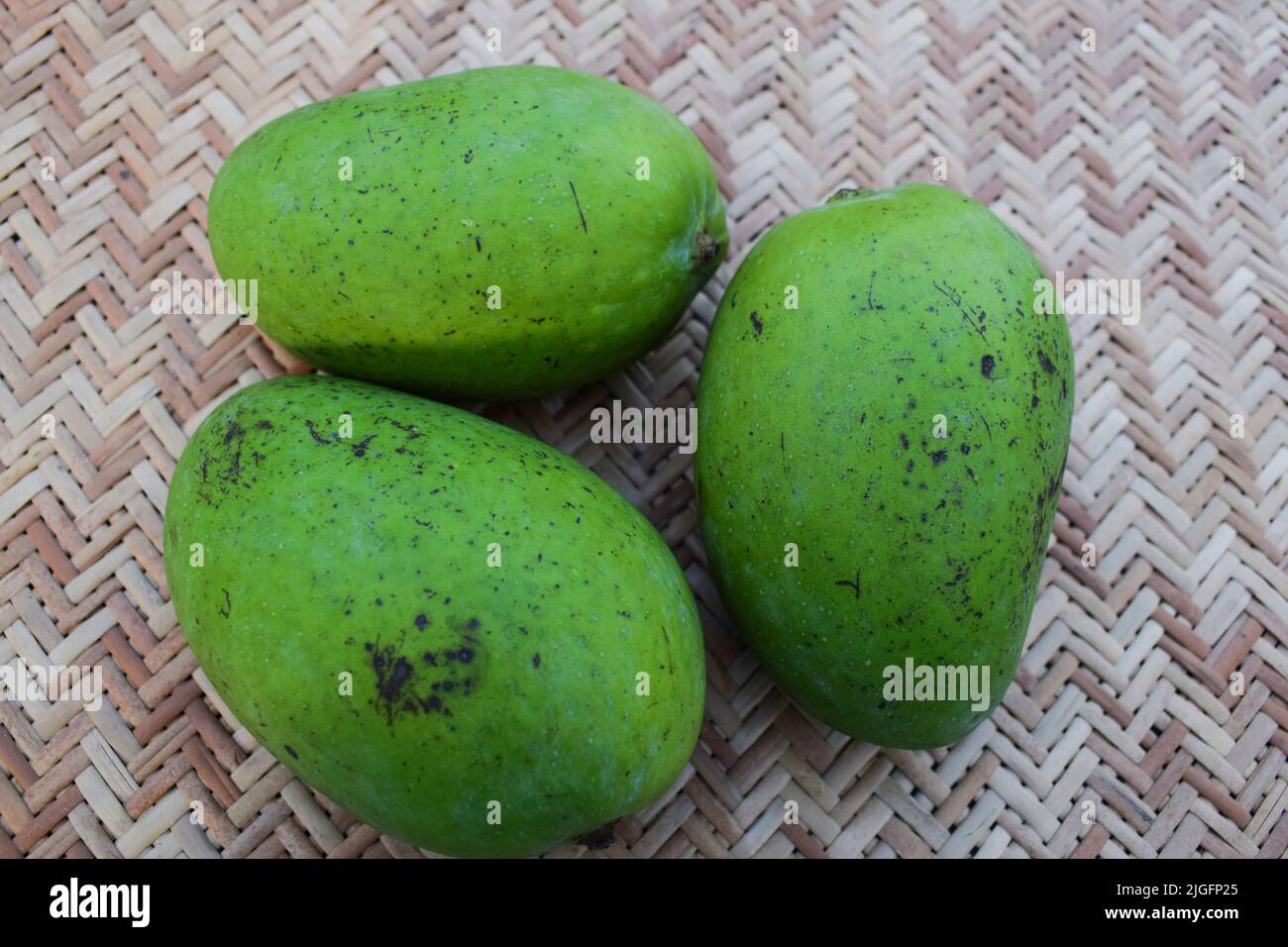 Top view of Green raw Mango fruit. Fresh organic indian fruits Stock ...