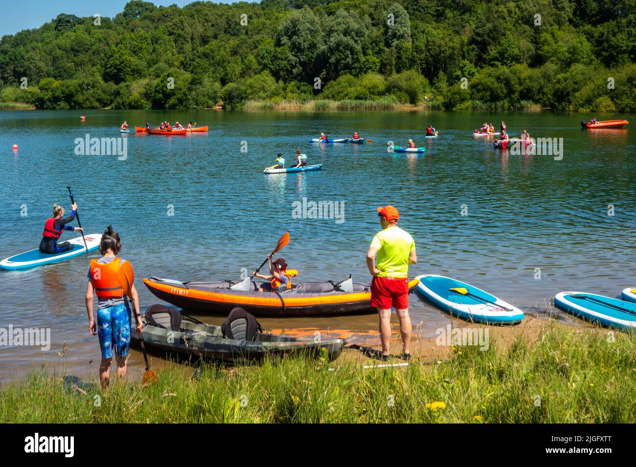 People and families enjoying the summer sunshine at Astbury Mere water ...