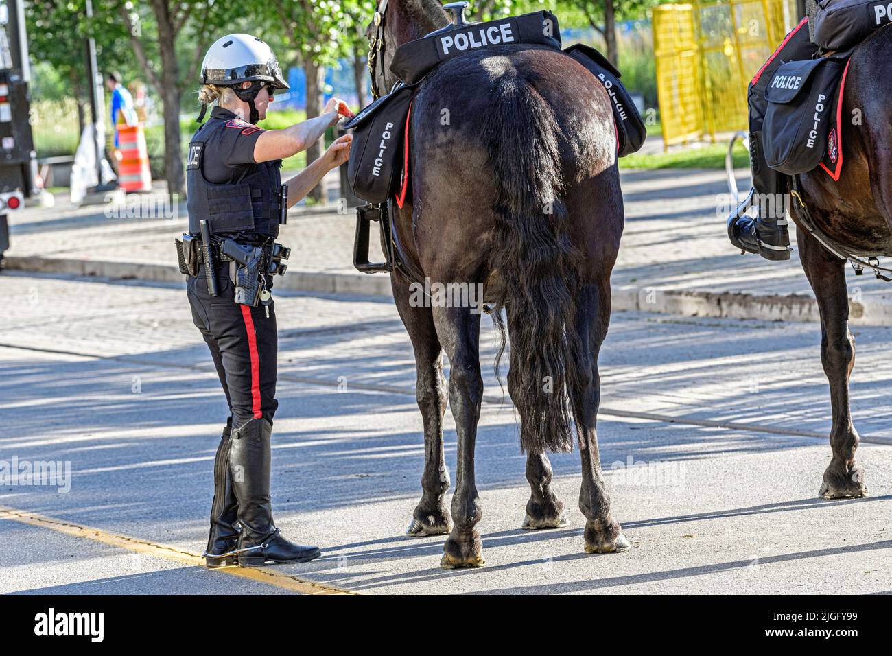 Police woman horse hi-res stock photography and images - Alamy