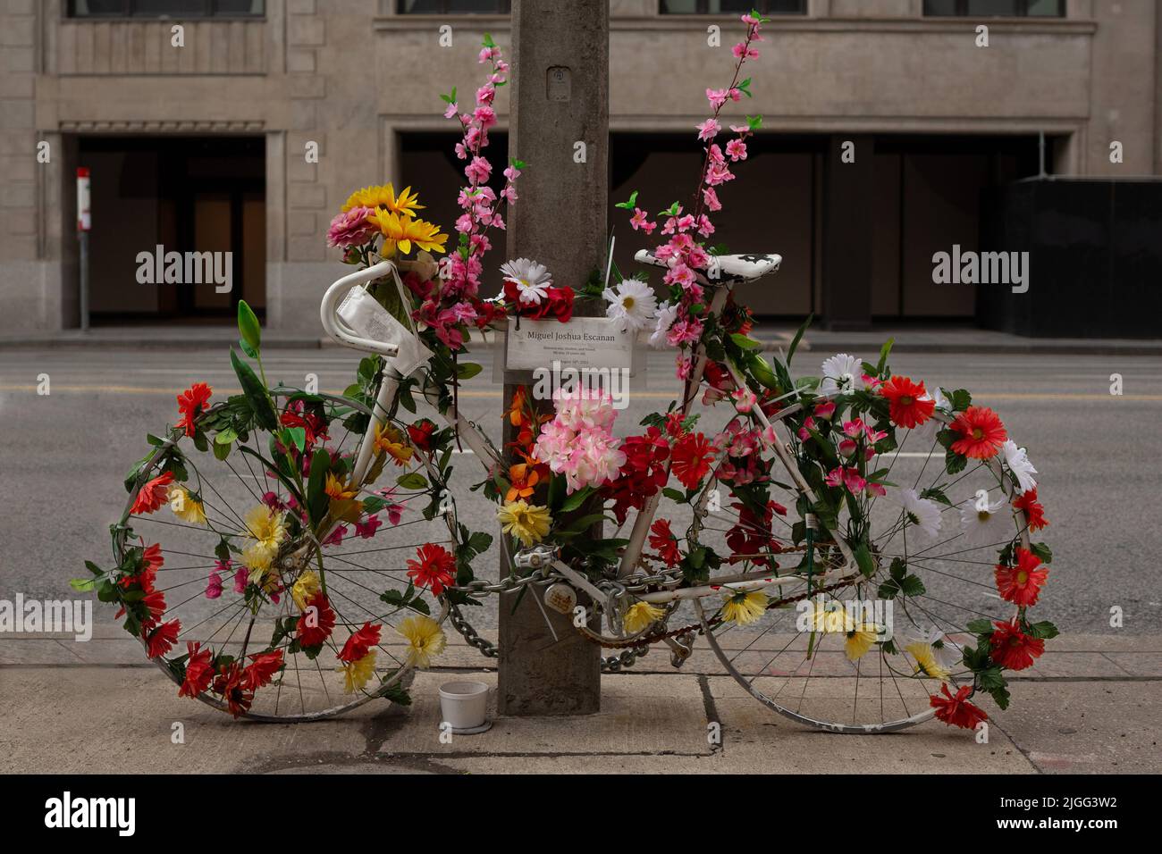 Memorial floral bike Stock Photo - Alamy