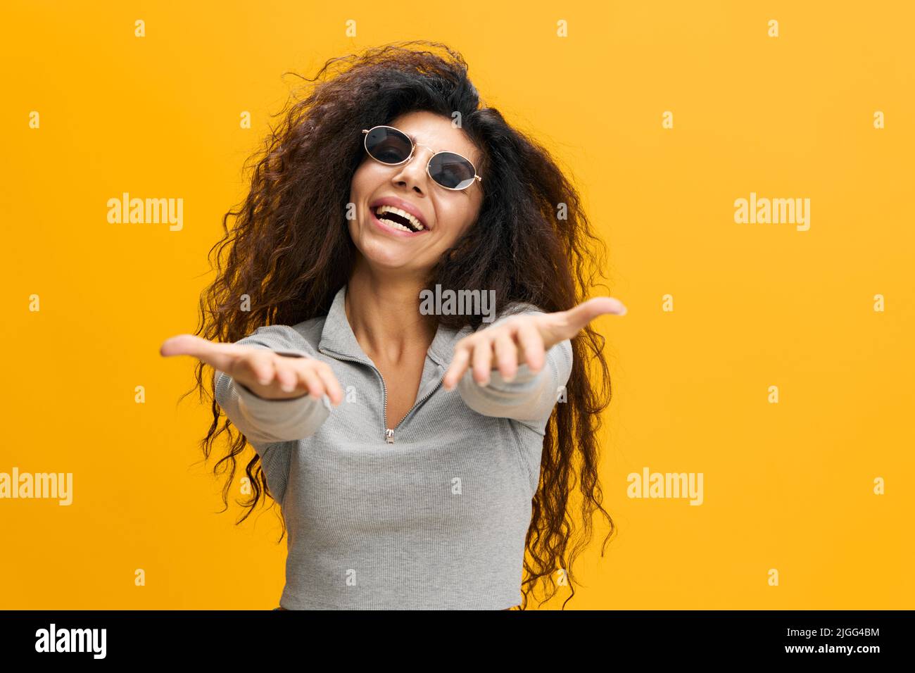 Arab lady pointing hi-res stock photography and images - Alamy