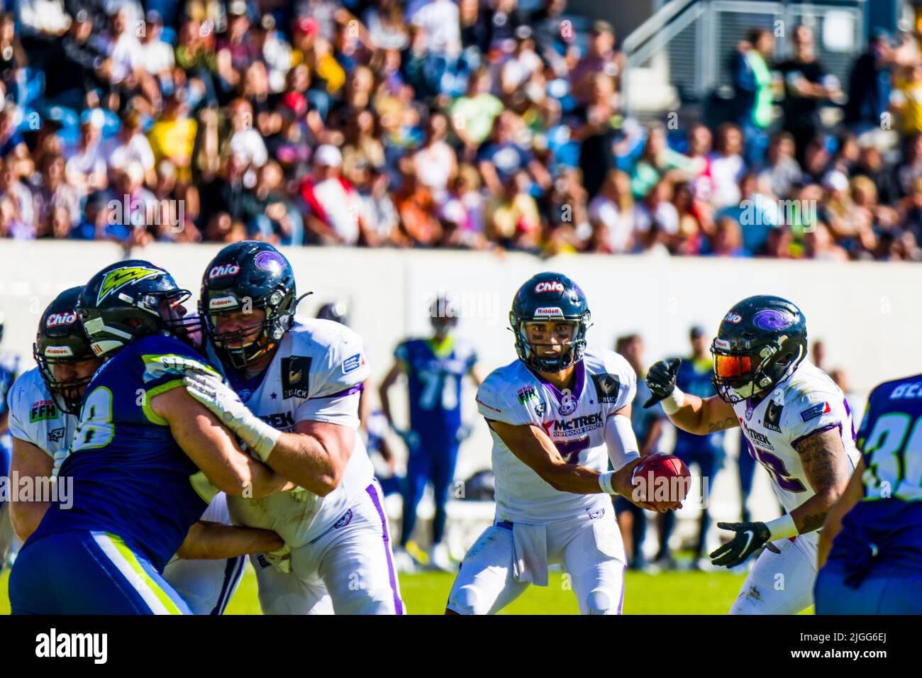 Stuttgart, Germany. 10th July, 2022. Ballübergabe Frankfurt Galaxy - QB ...