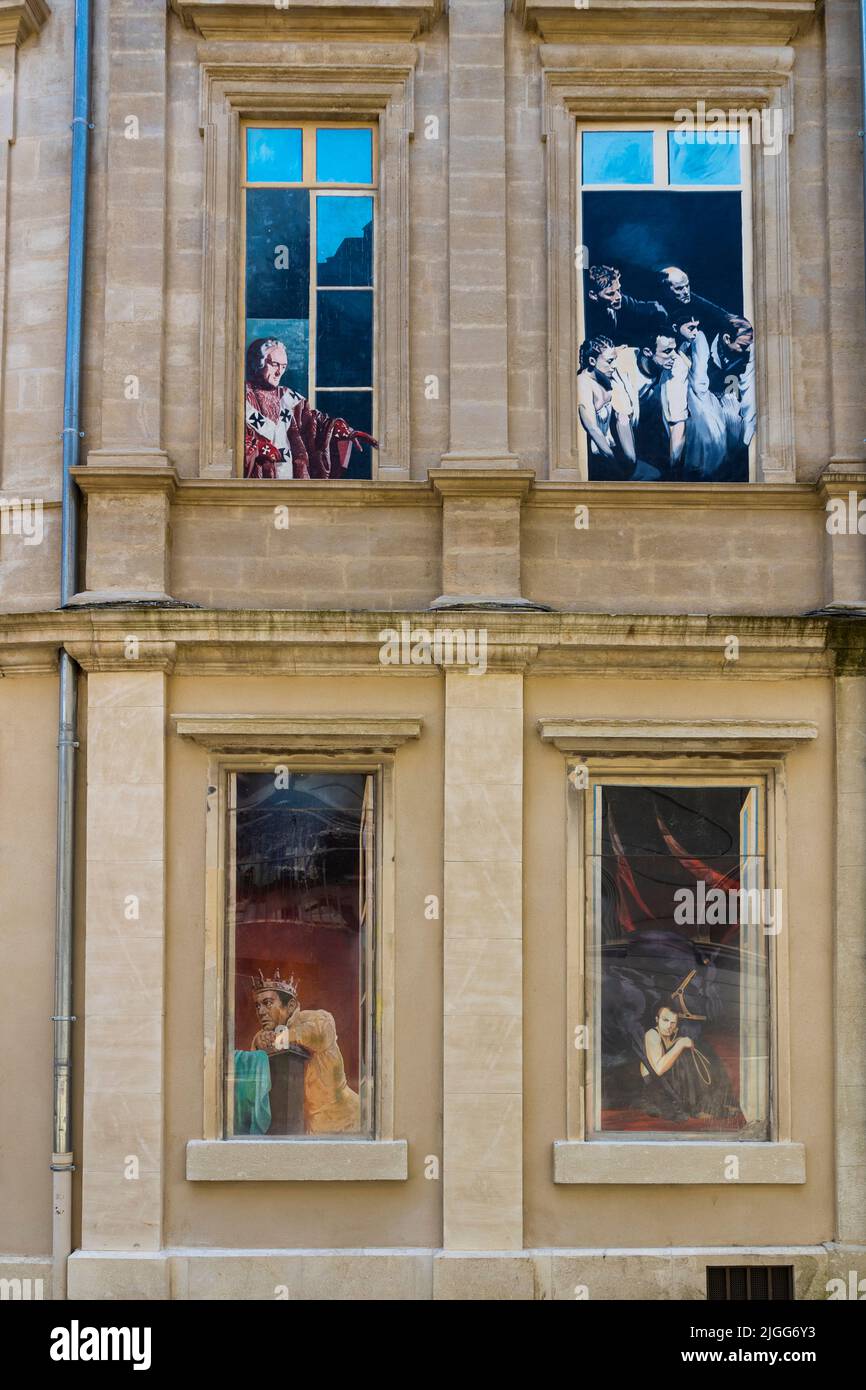 For the Avignon theater festival, many window dummies are gradually ...