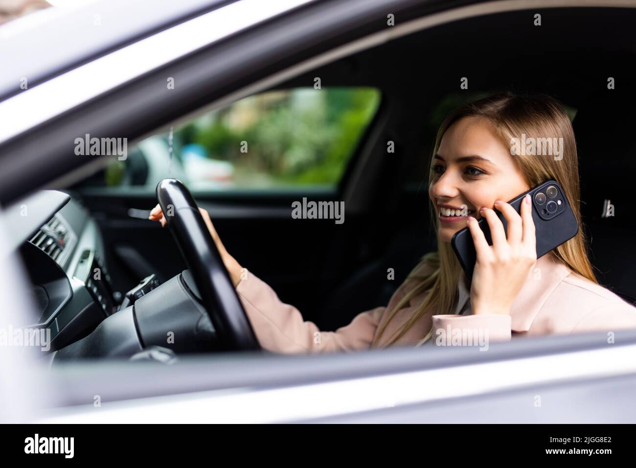 Girl driving car using phone hi-res stock photography and images - Alamy