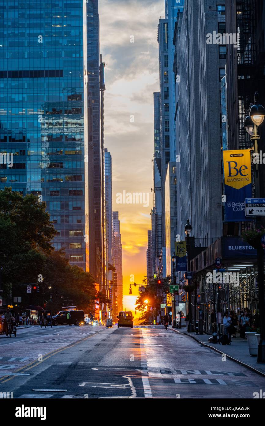Sunset on Manhattan streets (Manhattanhenge) in New York Stock Photo ...