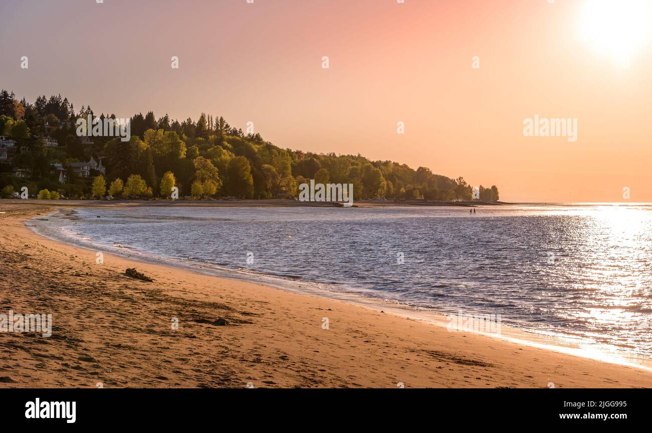 Spanish Bank beach in Vancouver (BC, Canada) at sunset, with sihouette ...