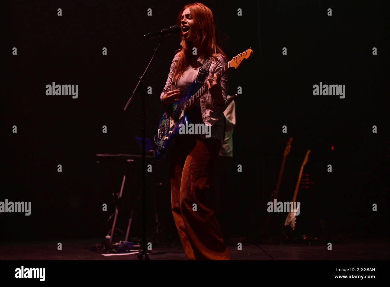 L devine singer hi-res stock photography and images - Alamy