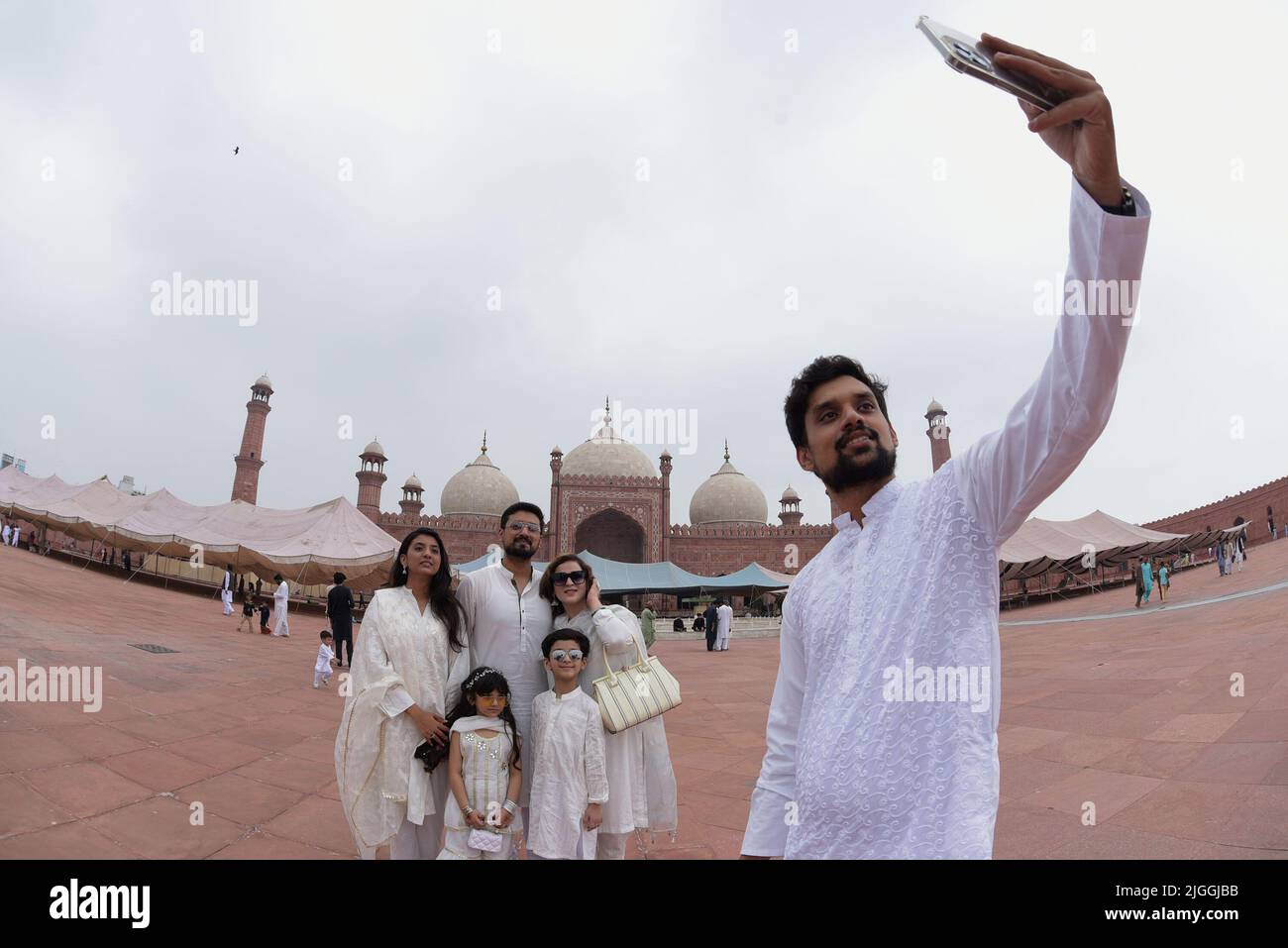 Pakistani Muslims offer Eid al-Adha prayers at the historical Badshahi ...