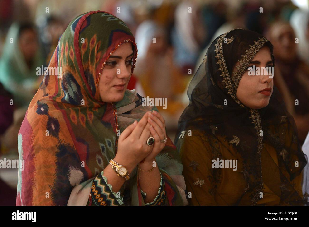 Pakistani Muslims offer Eid al-Adha prayers at the historical Badshahi ...
