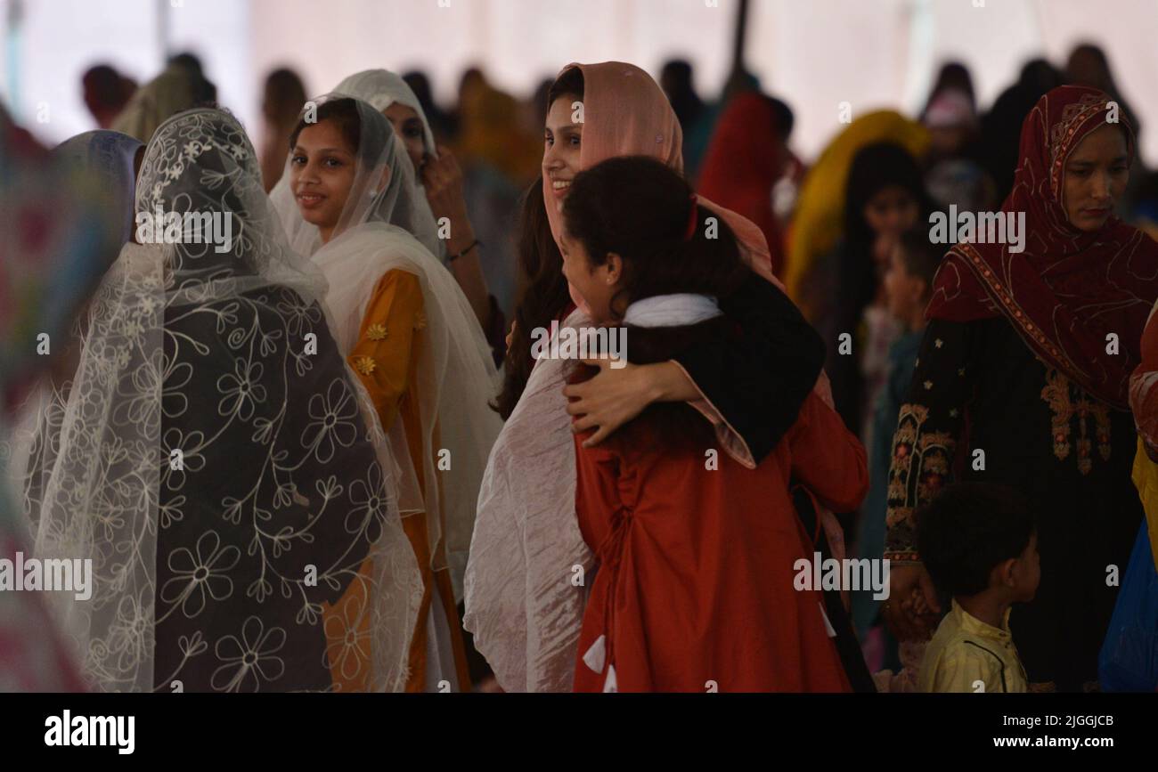 Pakistani Muslims offer Eid al-Adha prayers at the historical Badshahi ...