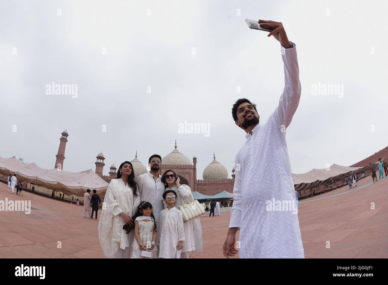 Pakistani Muslims offer Eid al-Adha prayers at the historical Badshahi ...