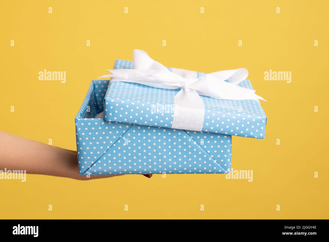 Woman unbox package side hi-res stock photography and images - Alamy
