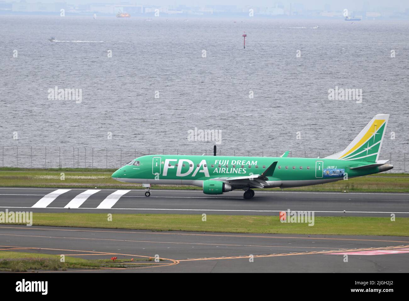 FDA's Embraer 175 (E175, JA11FJ) landing at Haneda Airport, on May 15, 2022. PHOTO: Tadayuki ...