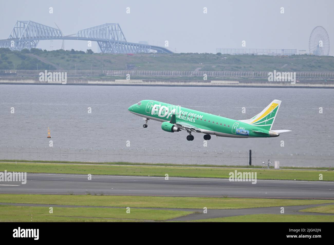 FDA's Embraer 175 (E175, JA11FJ) taking off from Haneda Airport, on May 15, 2022. PHOTO ...