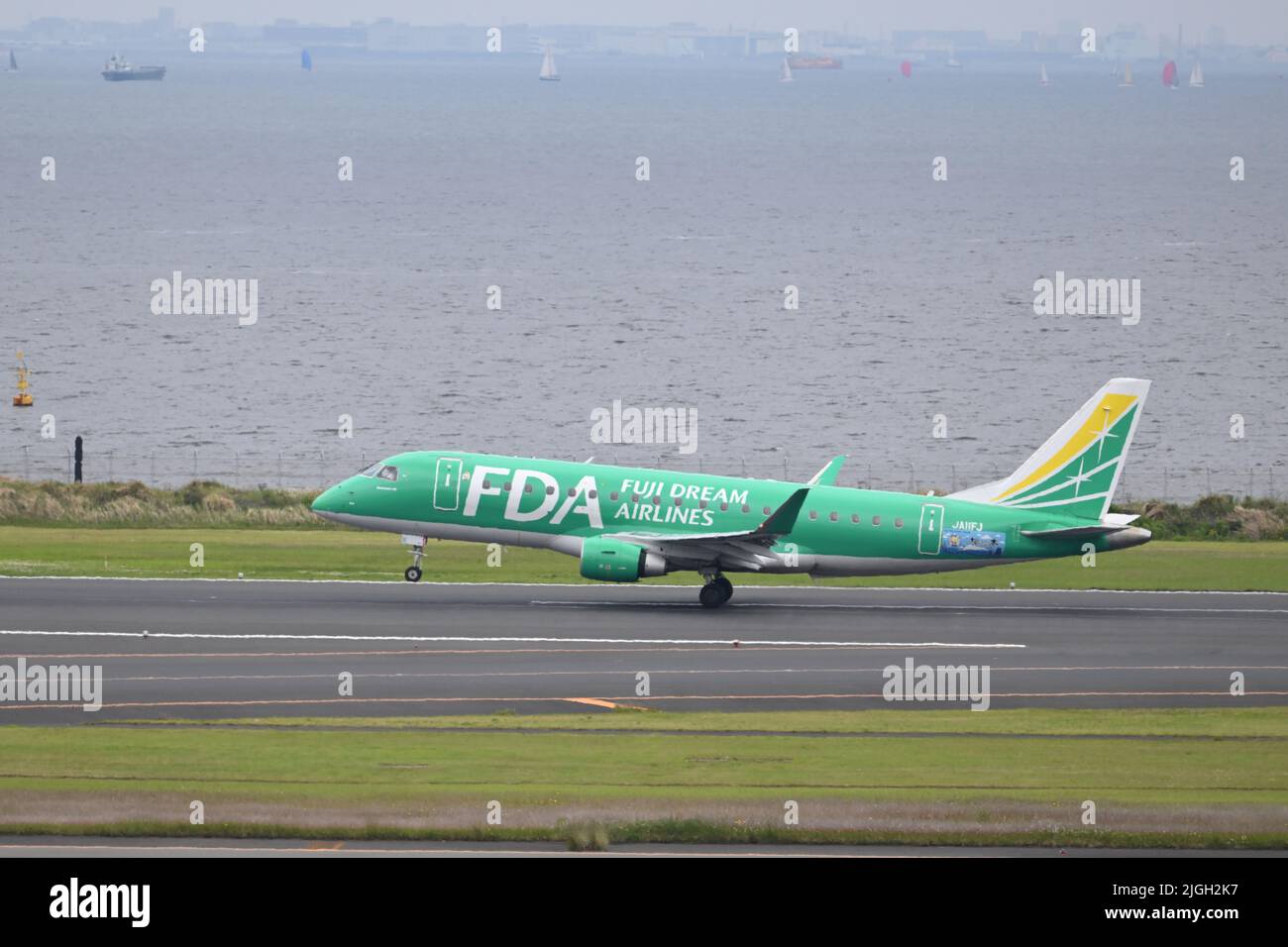 FDA's Embraer 175 (E175, JA11FJ) taking off from Haneda Airport, on May 15, 2022. PHOTO ...