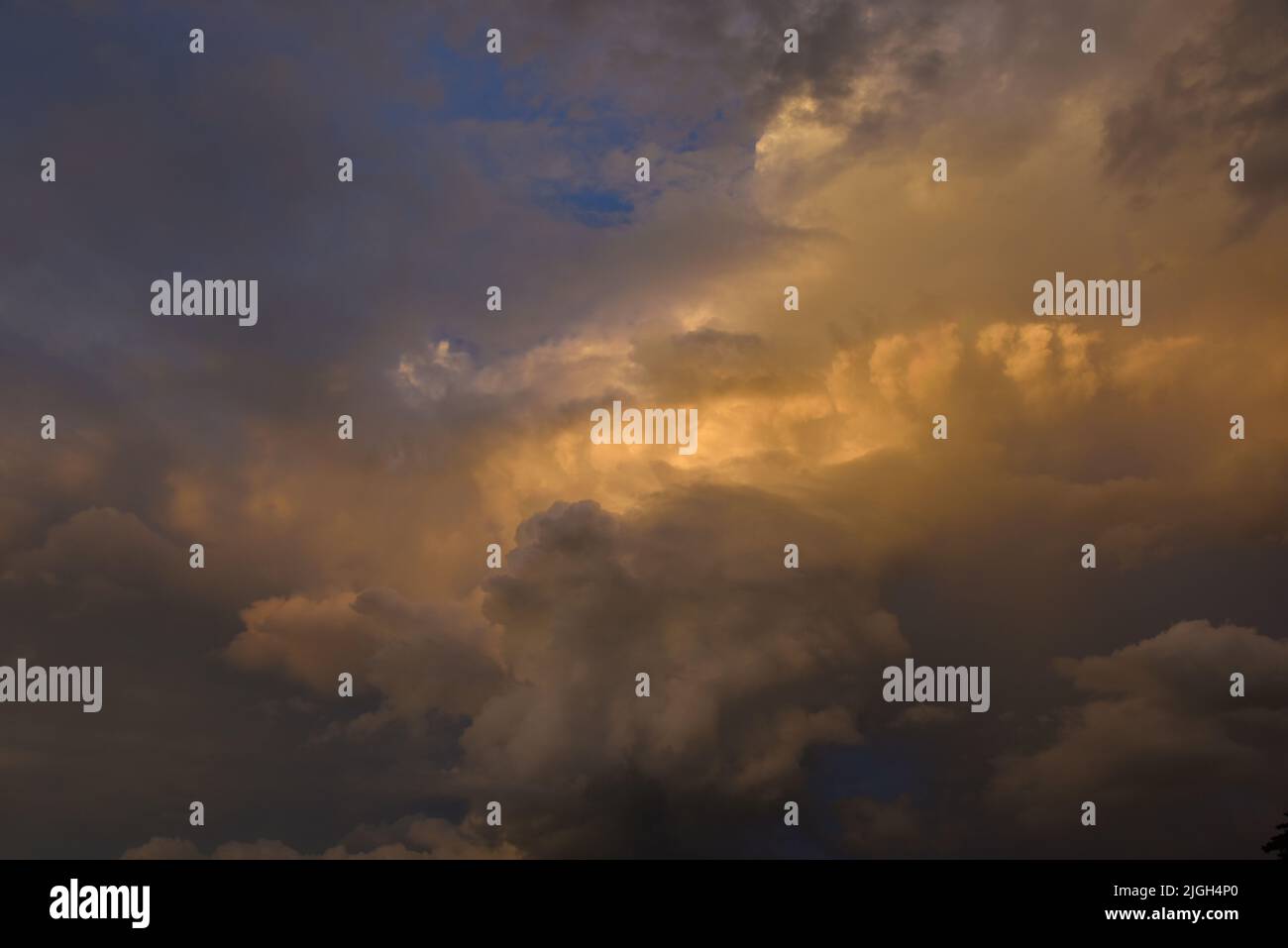 Before a heavy rainstorm, the sky was covered with clouds and strong ...