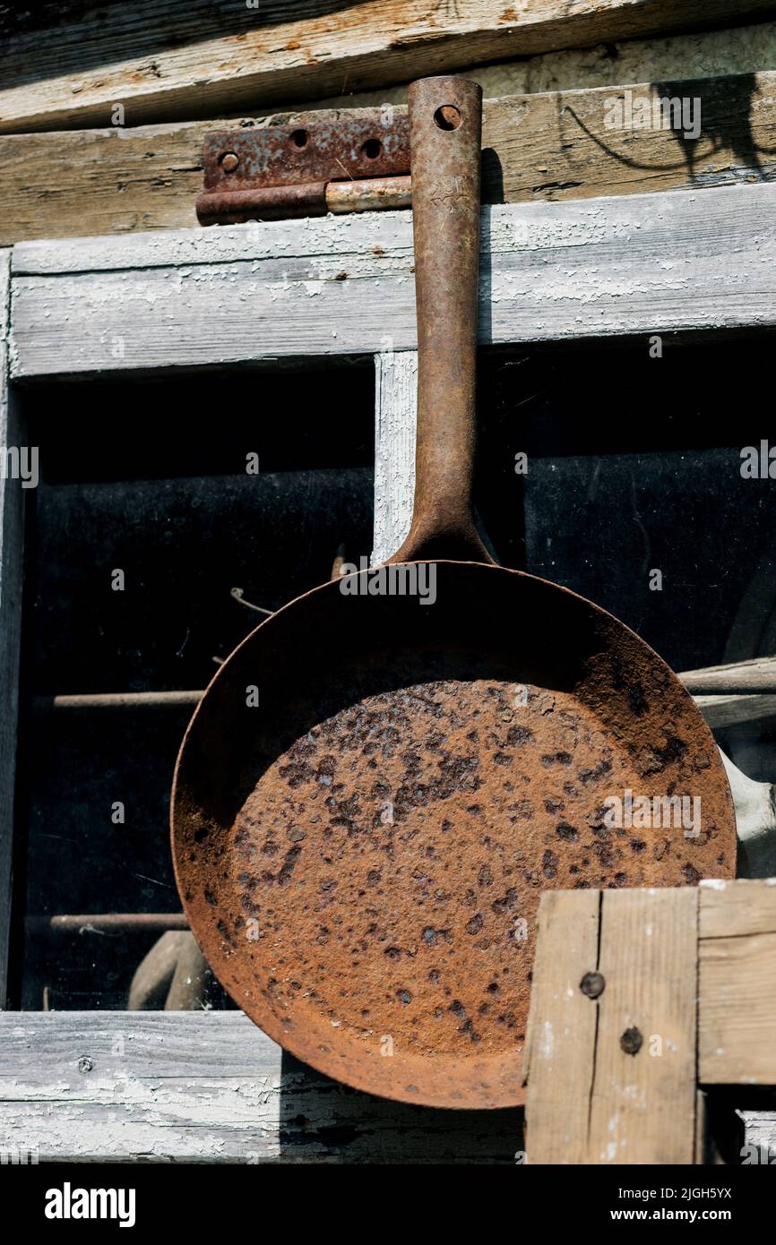 Rusty cast iron pan hi-res stock photography and images - Alamy