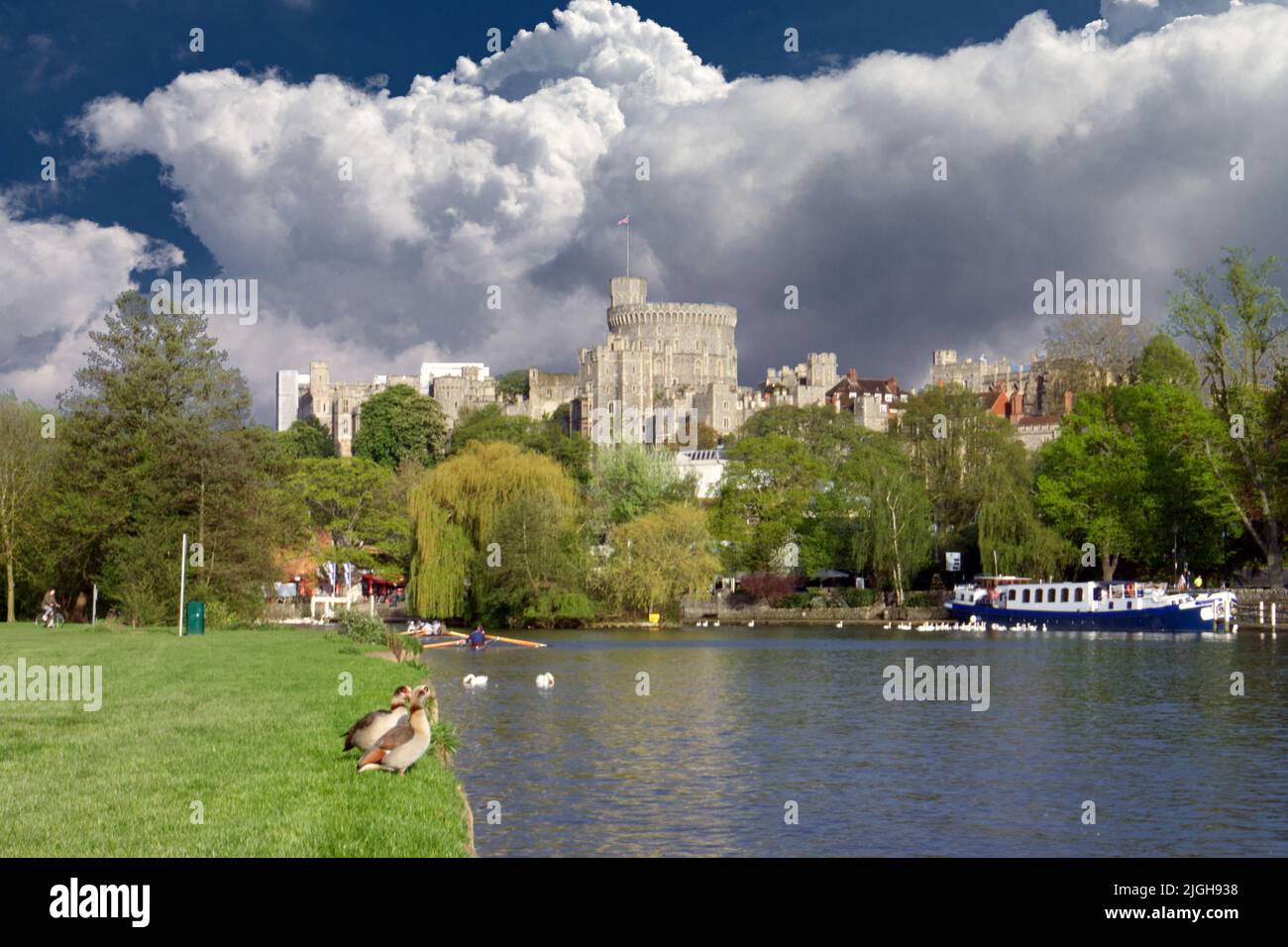 Windsor castle river thames hi-res stock photography and images - Alamy