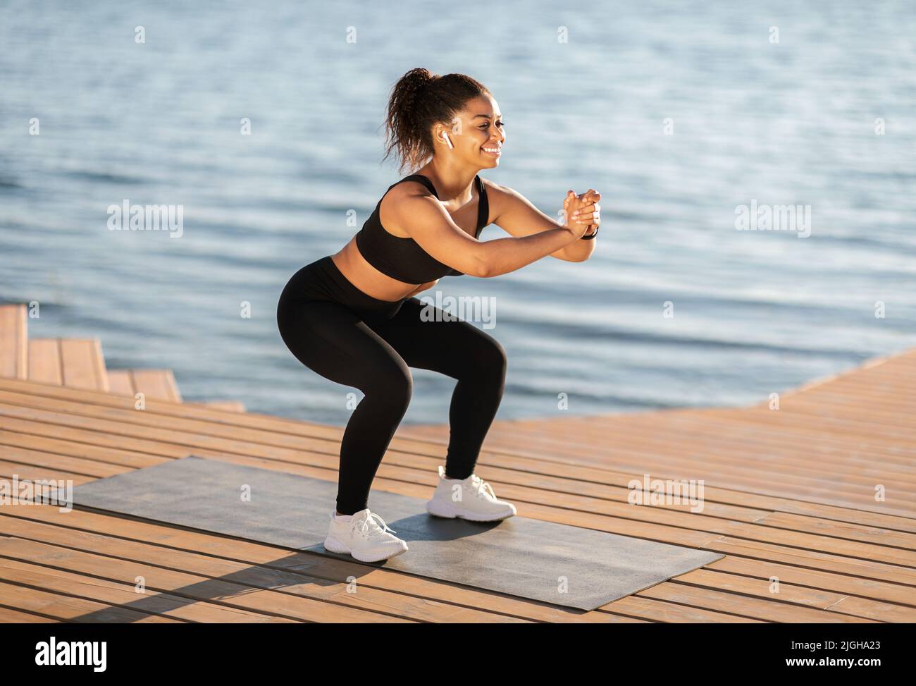 Well built woman hi-res stock photography and images - Alamy