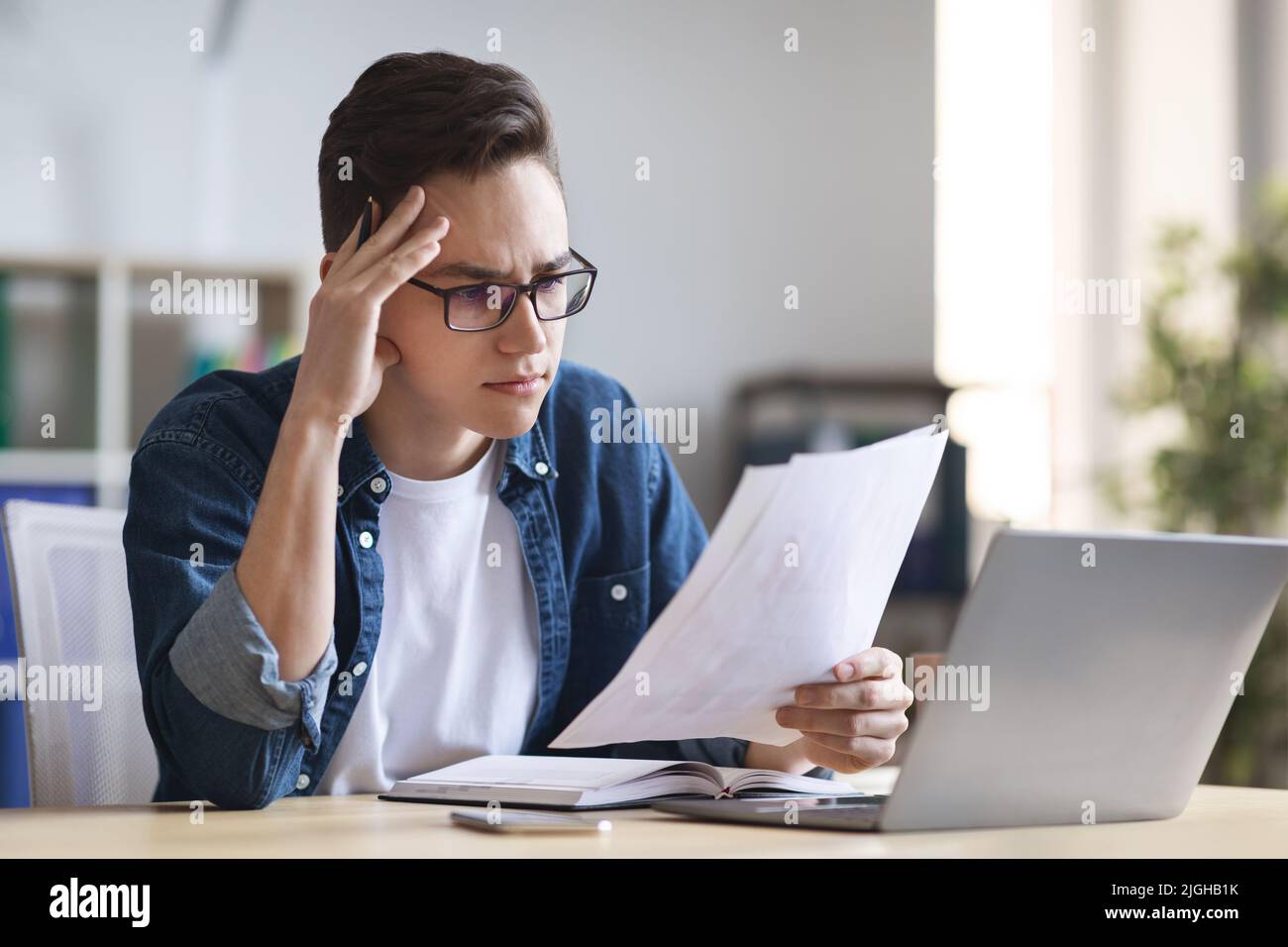 Reading papers hi-res stock photography and images - Alamy