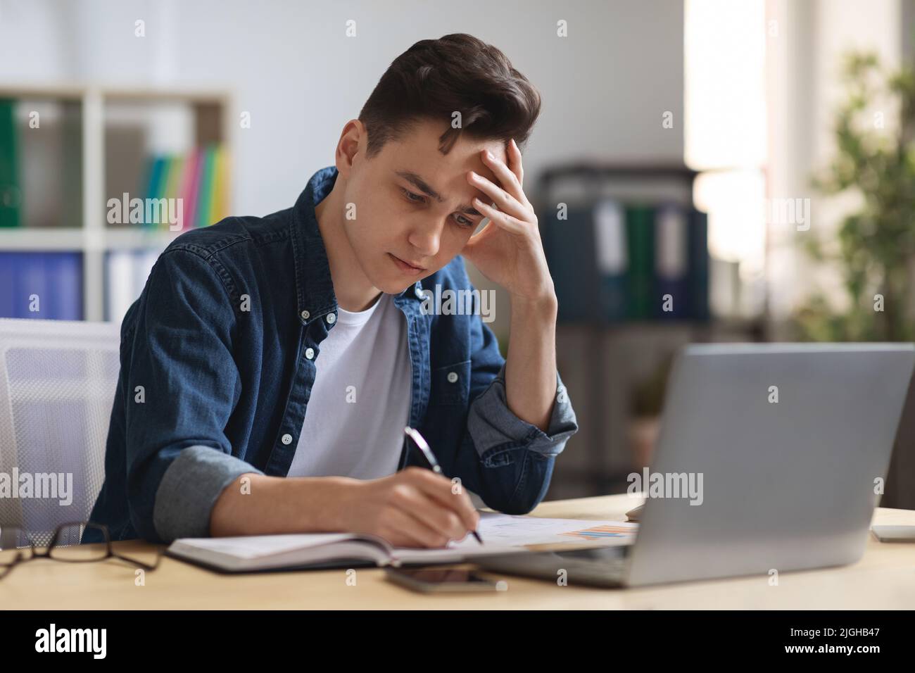 Employee writing notes in office hi-res stock photography and images ...