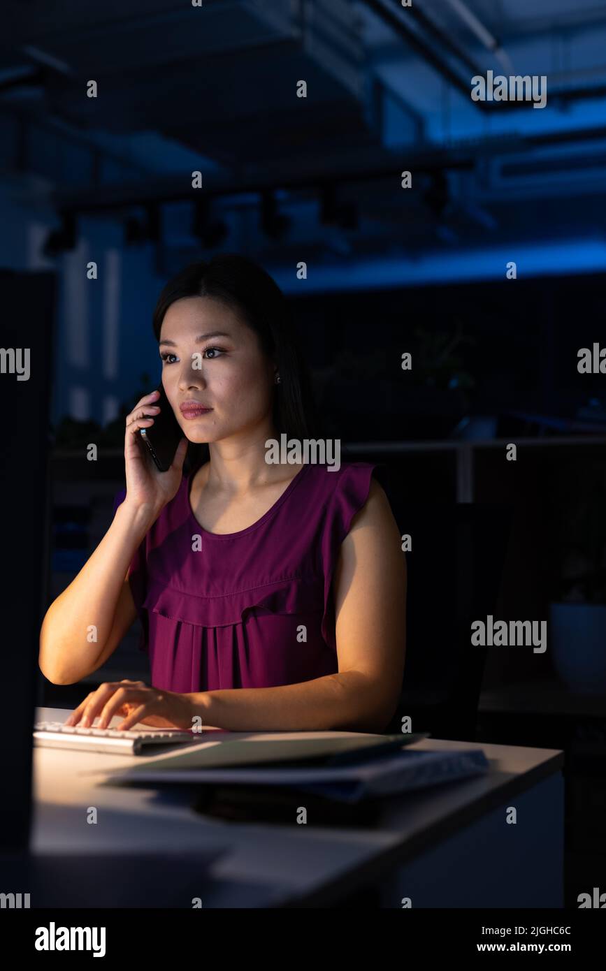 Mobile phone office worker desk hi-res stock photography and images - Alamy