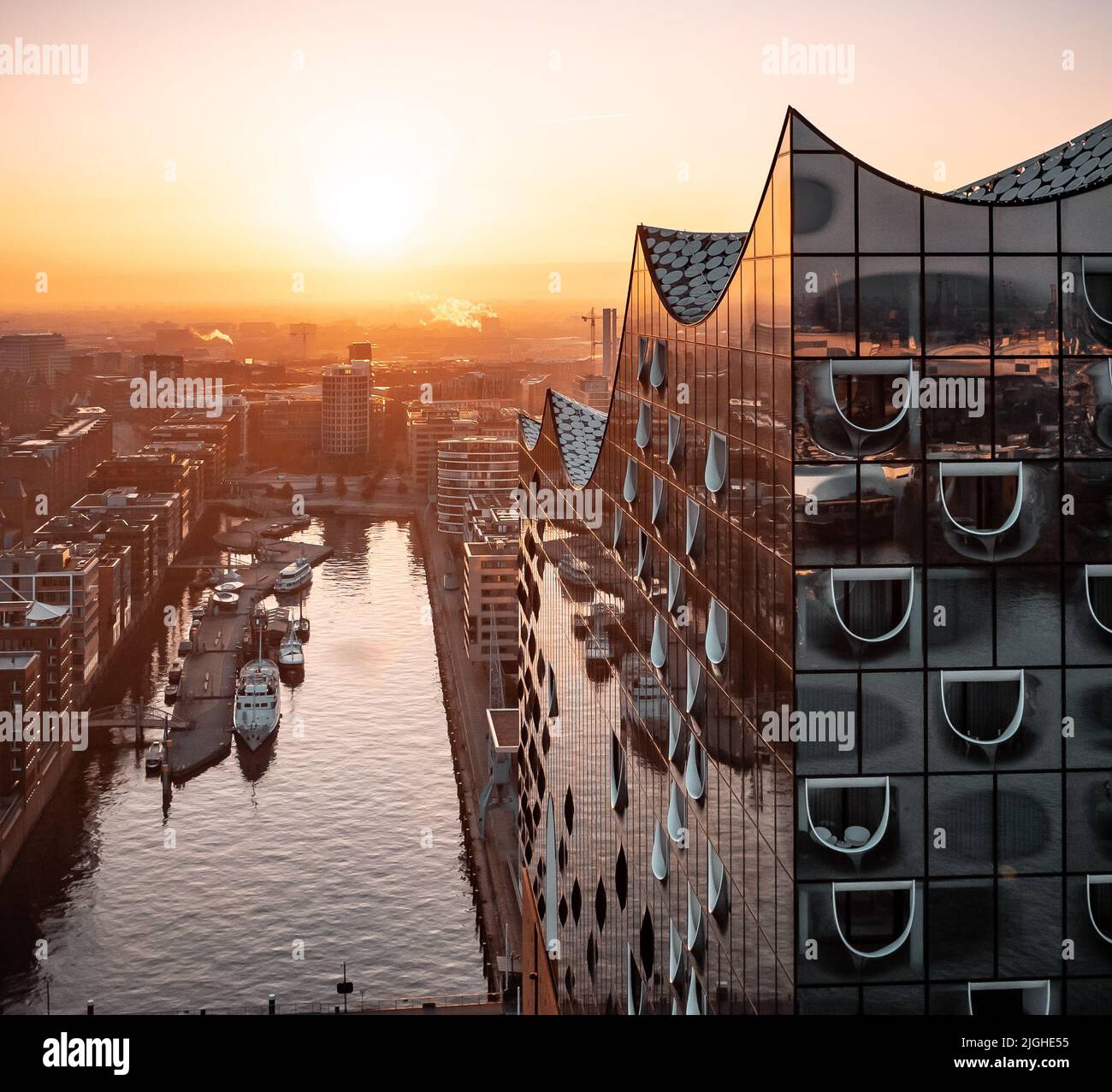 The Sunrise with Sun reflecting in a Build Stock Photo - Alamy