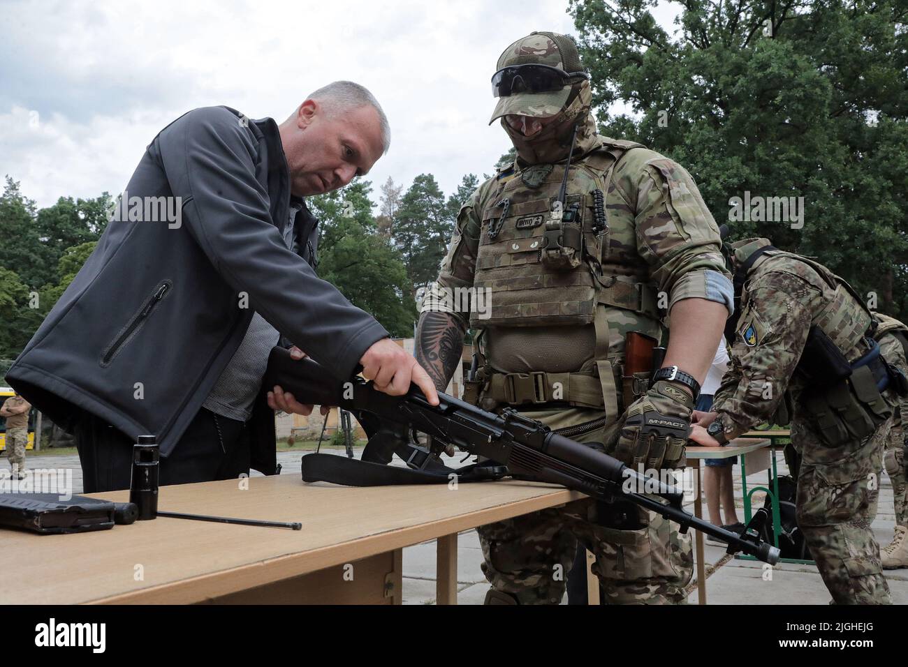 Handling of rifle hi-res stock photography and images - Alamy