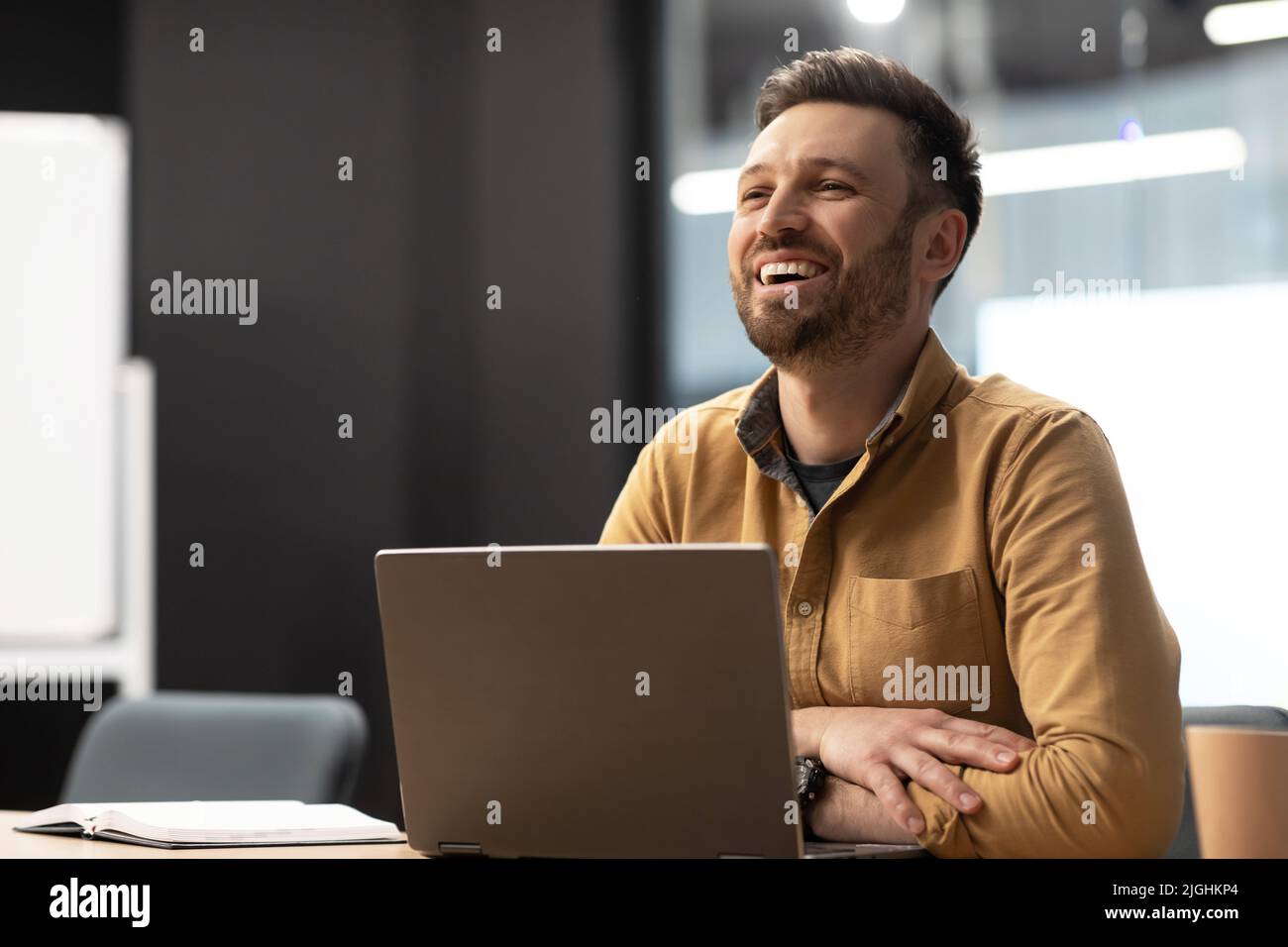 Bearded caucasian office worker man hi-res stock photography and images ...