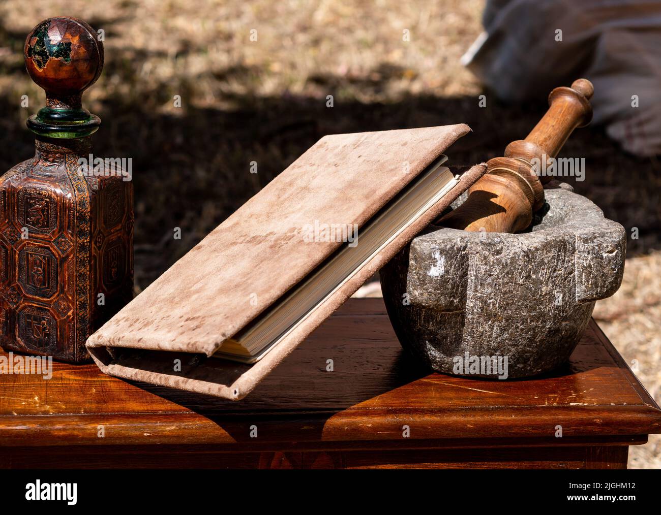 Mortar pestle medieval hi-res stock photography and images - Alamy