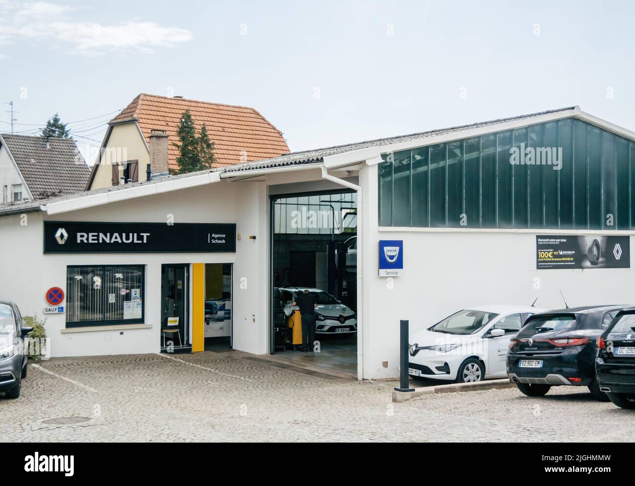Auto mechanic shop facade hi-res stock photography and images - Alamy