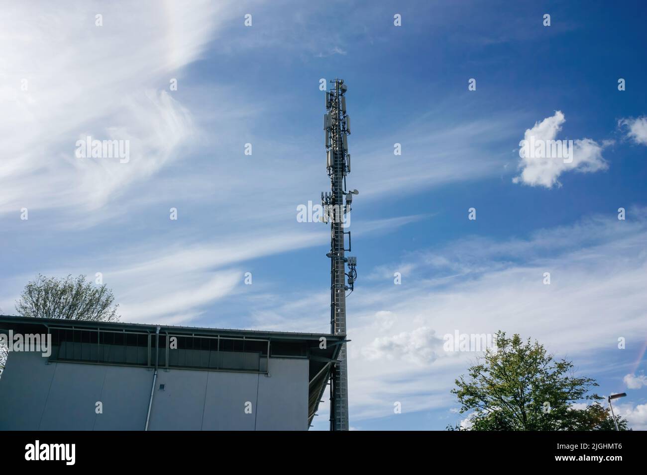 Tall 5G 4G LTE antenna tower mast against blue sky Stock Photo - Alamy