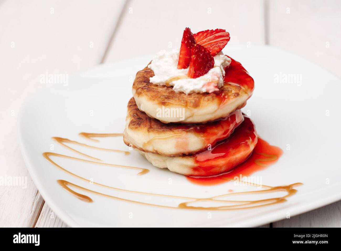 Free strawberries and cream hi-res stock photography and images - Alamy