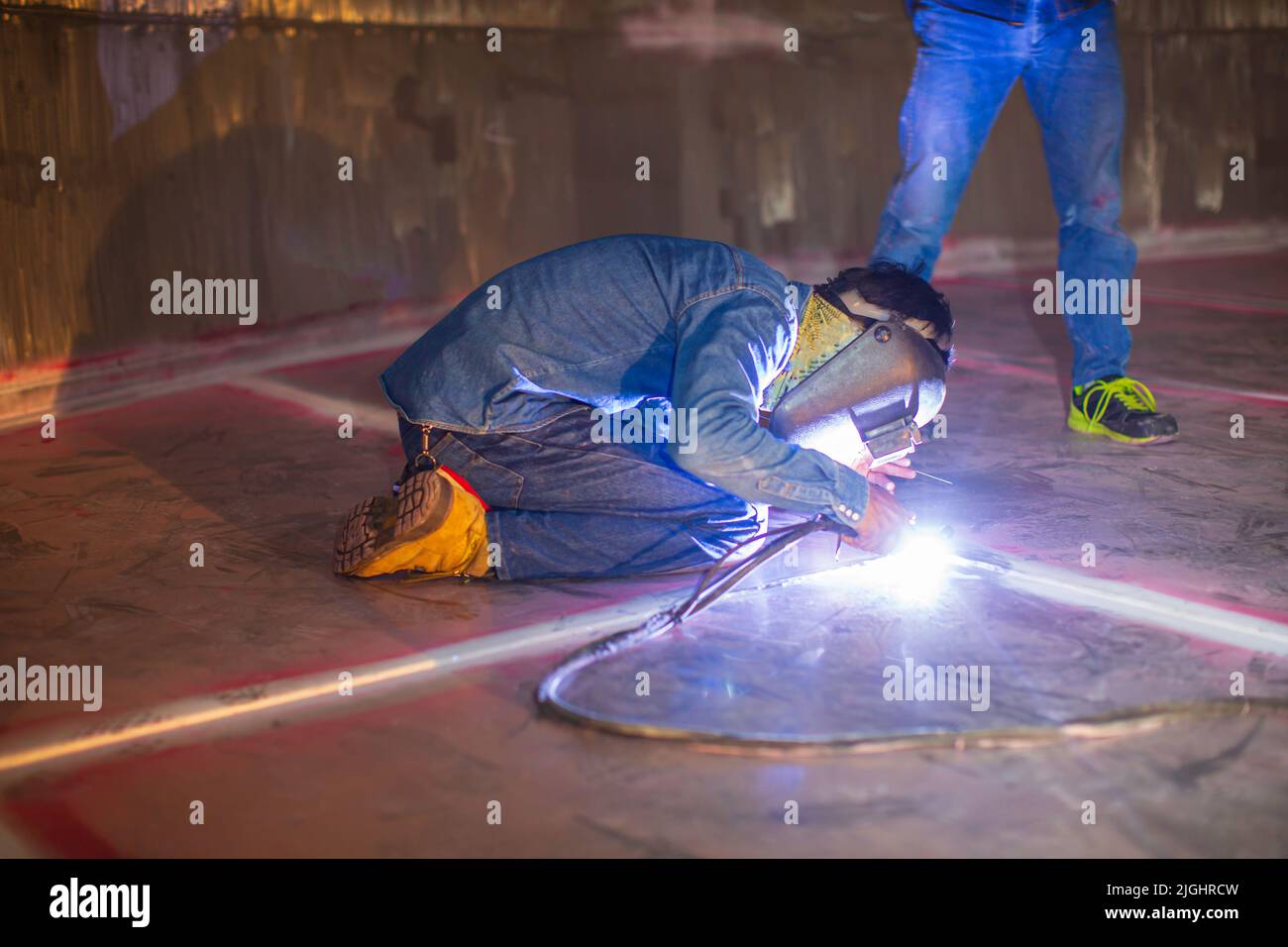 Welding arc argon worker male repaired metal is welding sparks ...