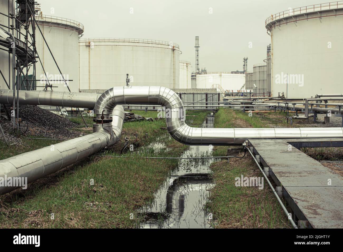 Pipeline chemistry factory with large shine tanks for the mixer product ...