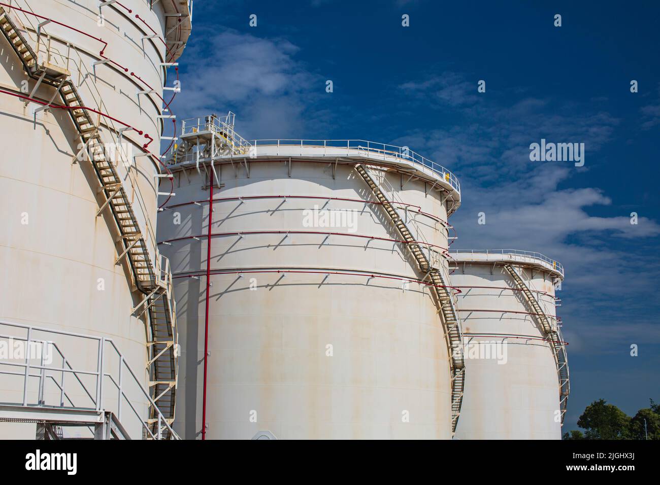 Horizontal white storage tanks hi-res stock photography and images - Alamy