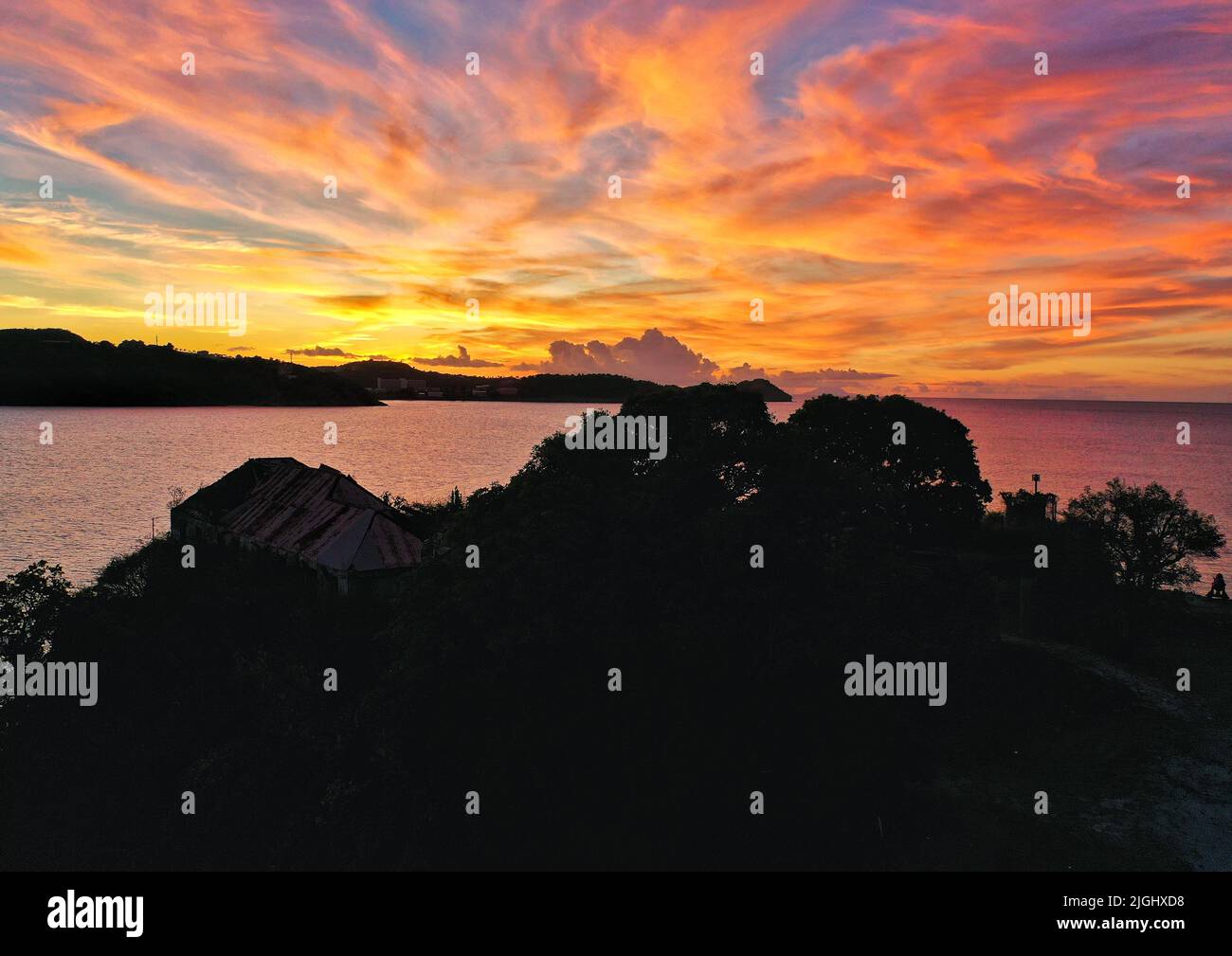 The sea under the beautiful cirrus clouds during sunset Stock Photo - Alamy