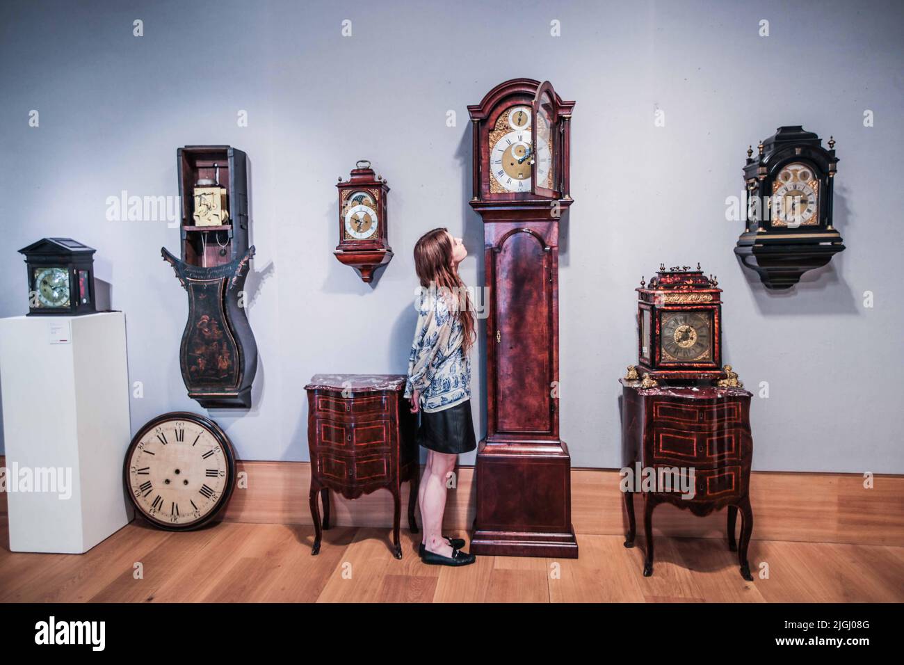 Winding ups grandfathers clock hi-res stock photography and images - Alamy