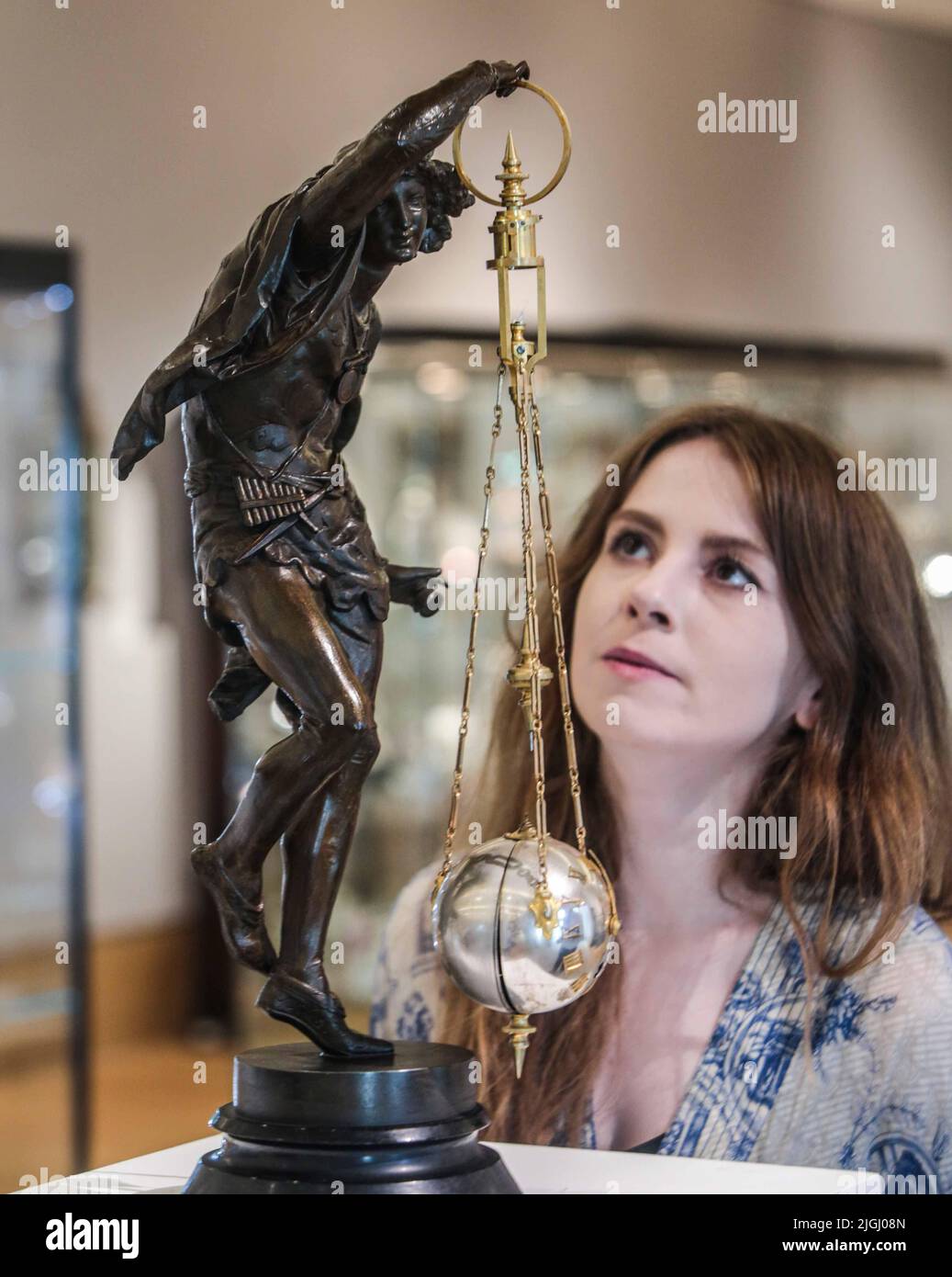 Pendulum vlocks hi-res stock photography and images - Alamy