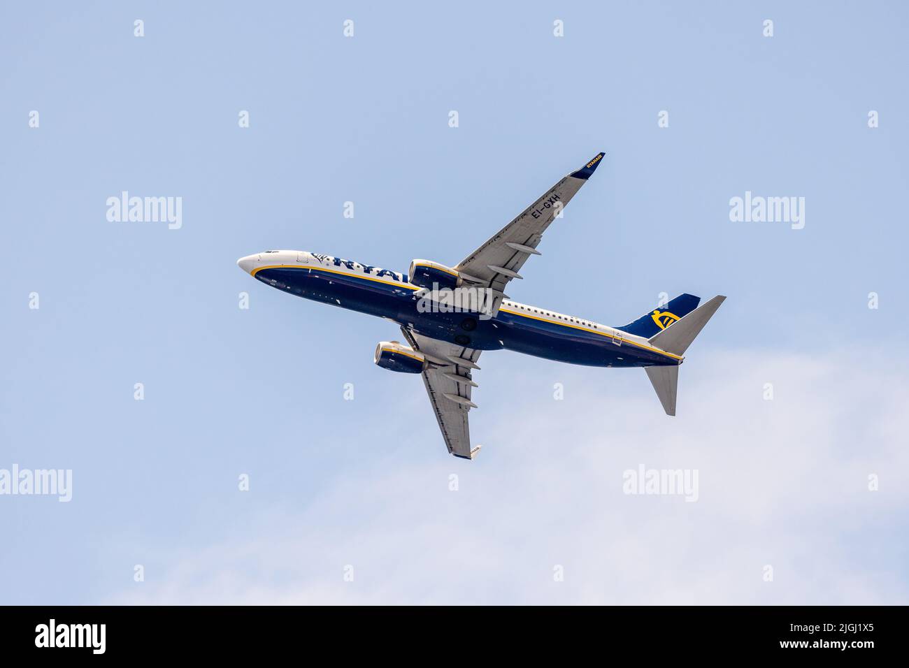 Boeing jet ryanair hi-res stock photography and images - Alamy