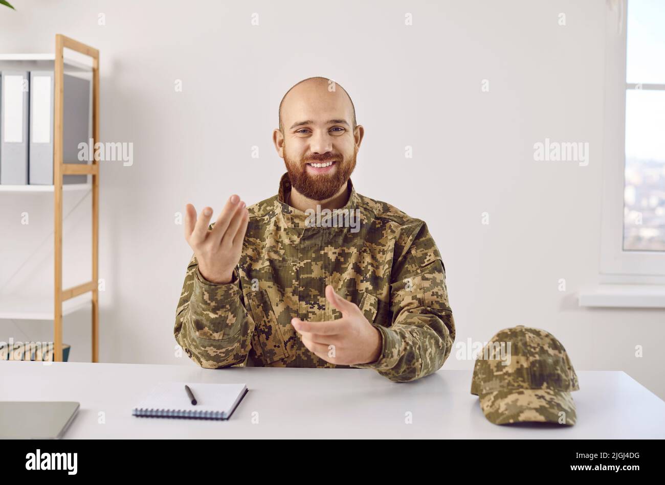 Soldier computer screen hi-res stock photography and images - Alamy